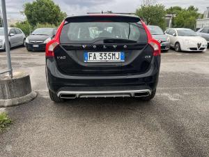 Melns Volvo V60 Cross Country 2017 Panevēža, ar dzinēja tilpumu 1.97 L un nobraukumu 214 tūkst. km par 9500 €, foto 5 vietnē AUTOMOTO.COM.LV