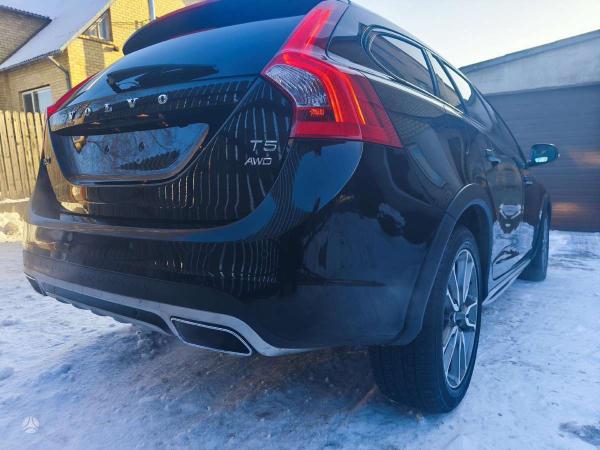 Melns Volvo V60 Cross Country 2018 Šauļi, ar dzinēja tilpumu 2.00 L un nobraukumu 95 tūkst. km par 12900 €, foto 3 vietnē AUTOMOTO.COM.LV