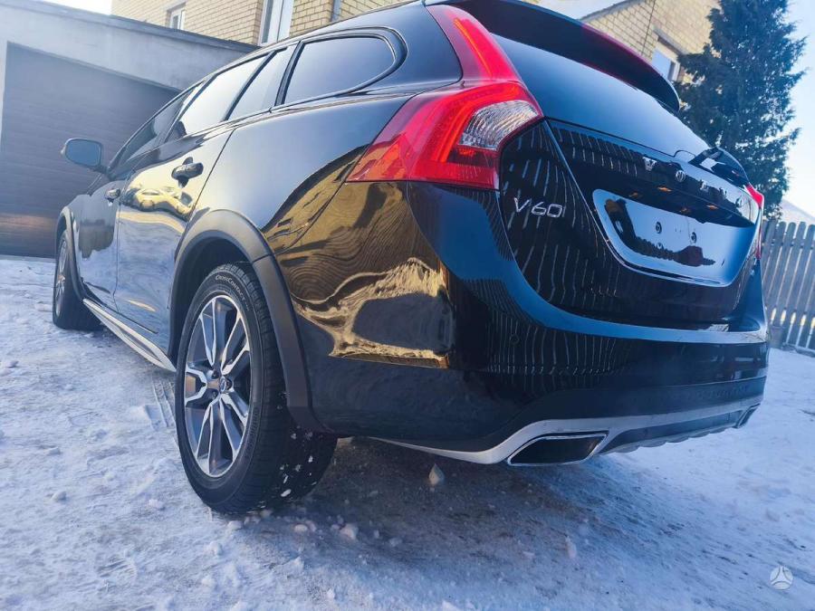 Melns Volvo V60 Cross Country 2018 Šauļi, ar dzinēja tilpumu 2.00 L un nobraukumu 95 tūkst. km par 12900 €, foto 4 vietnē AUTOMOTO.COM.LV