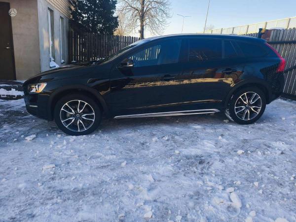 Melns Volvo V60 Cross Country 2018 Šauļi, ar dzinēja tilpumu 2.00 L un nobraukumu 95 tūkst. km par 12900 €, foto 6 vietnē AUTOMOTO.COM.LV