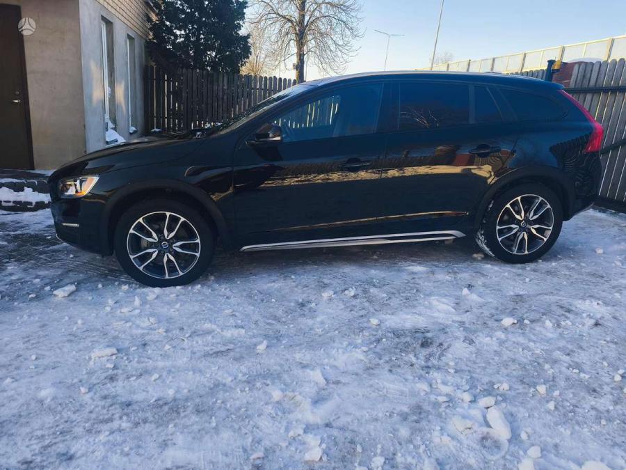 Melns Volvo V60 Cross Country 2018 Šauļi, ar dzinēja tilpumu 2.00 L un nobraukumu 95 tūkst. km par 12900 €, foto 6 vietnē AUTOMOTO.COM.LV