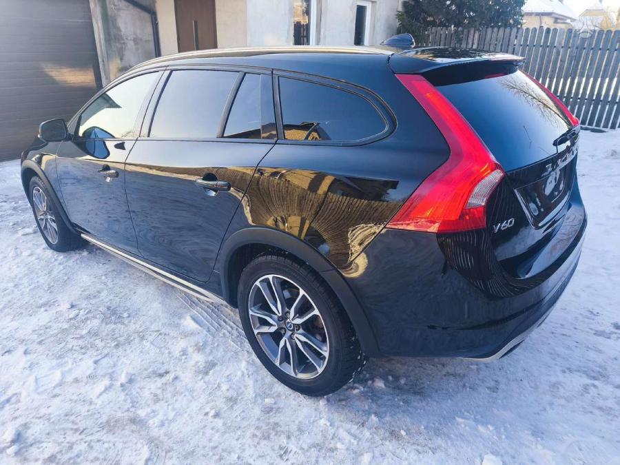 Melns Volvo V60 Cross Country 2018 Šauļi, ar dzinēja tilpumu 2.00 L un nobraukumu 95 tūkst. km par 12900 €, foto 8 vietnē AUTOMOTO.COM.LV
