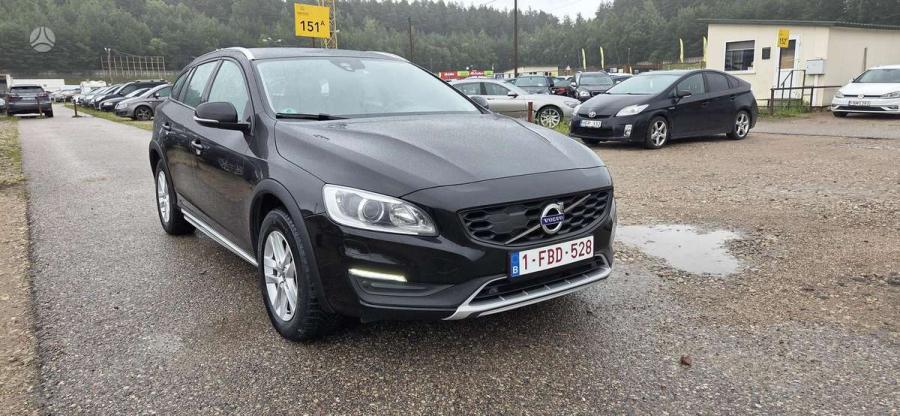 Melns Volvo V60 Cross Country 2018 Viļņa, ar dzinēja tilpumu 2.00 L un nobraukumu 305 tūkst. km par 9600 €, foto 1 vietnē AUTOMOTO.COM.LV