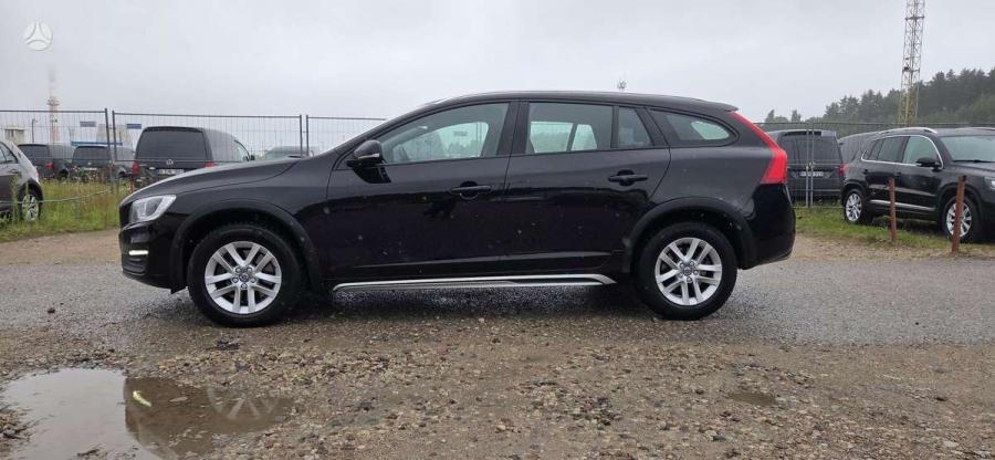 Melns Volvo V60 Cross Country 2018 Viļņa, ar dzinēja tilpumu 2.00 L un nobraukumu 305 tūkst. km par 9600 €, foto 5 vietnē AUTOMOTO.COM.LV