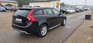 Melns Volvo V60 Cross Country 2018 Viļņa, ar dzinēja tilpumu 2.00 L un nobraukumu 305 tūkst. km par 9600 €, foto 6 vietnē AUTOMOTO.COM.LV