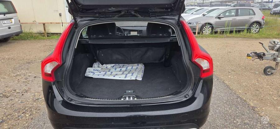 Melns Volvo V60 Cross Country 2018 Viļņa, ar dzinēja tilpumu 2.00 L un nobraukumu 305 tūkst. km par 9600 €, foto 10 vietnē AUTOMOTO.COM.LV