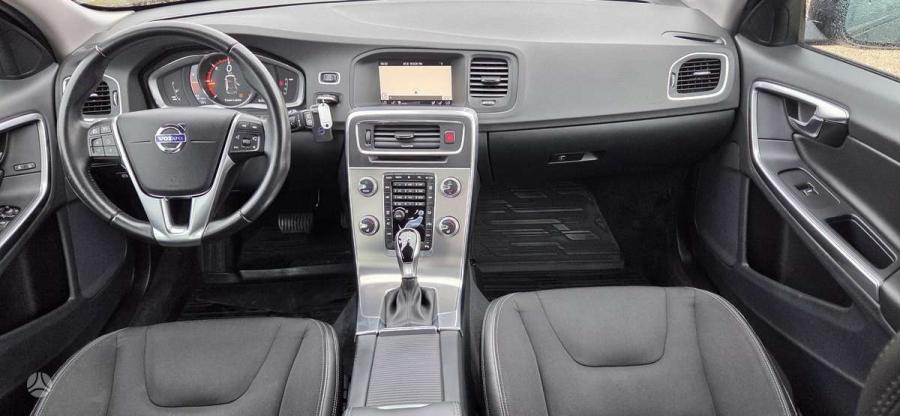 Melns Volvo V60 Cross Country 2018 Viļņa, ar dzinēja tilpumu 2.00 L un nobraukumu 305 tūkst. km par 9600 €, foto 11 vietnē AUTOMOTO.COM.LV