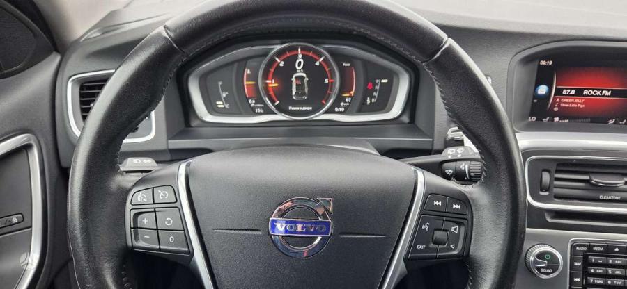 Melns Volvo V60 Cross Country 2018 Viļņa, ar dzinēja tilpumu 2.00 L un nobraukumu 305 tūkst. km par 9600 €, foto 12 vietnē AUTOMOTO.COM.LV