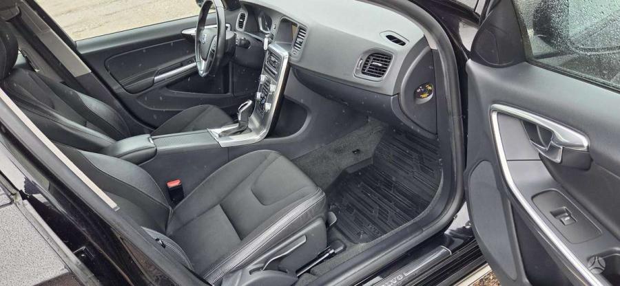 Melns Volvo V60 Cross Country 2018 Viļņa, ar dzinēja tilpumu 2.00 L un nobraukumu 305 tūkst. km par 9600 €, foto 13 vietnē AUTOMOTO.COM.LV