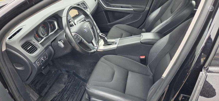 Melns Volvo V60 Cross Country 2018 Viļņa, ar dzinēja tilpumu 2.00 L un nobraukumu 305 tūkst. km par 9600 €, foto 14 vietnē AUTOMOTO.COM.LV