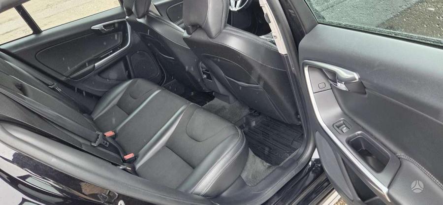 Melns Volvo V60 Cross Country 2018 Viļņa, ar dzinēja tilpumu 2.00 L un nobraukumu 305 tūkst. km par 9600 €, foto 15 vietnē AUTOMOTO.COM.LV