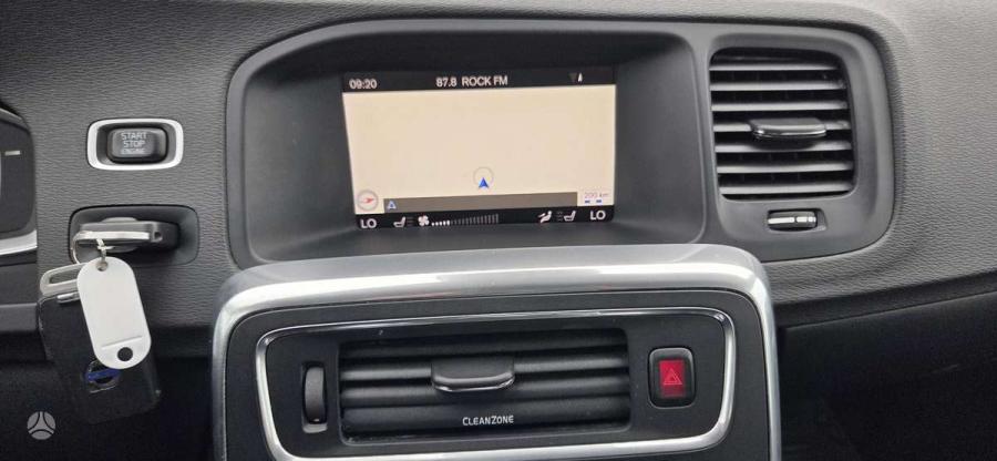 Melns Volvo V60 Cross Country 2018 Viļņa, ar dzinēja tilpumu 2.00 L un nobraukumu 305 tūkst. km par 9600 €, foto 18 vietnē AUTOMOTO.COM.LV