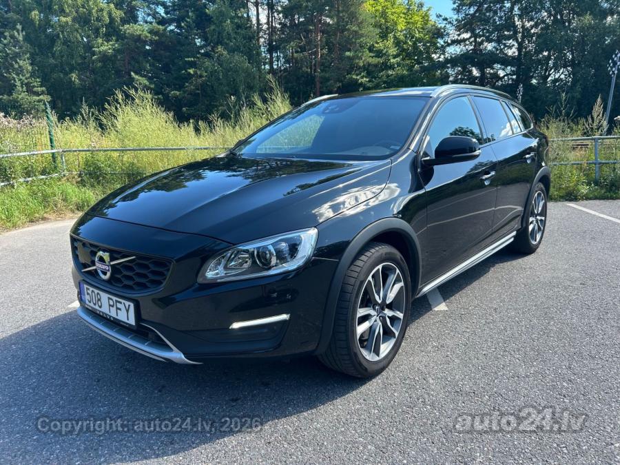 Black Volvo V60 Cross Country 2018 in Tallinn, with an engine capacity of 2.00 L and mileage of 211 thousand km for 14999 €, photo 1 on AUTOMOTO.COM.LV
