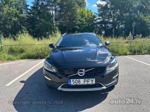 Black Volvo V60 Cross Country 2018 in Tallinn, with an engine capacity of 2.00 L and mileage of 211 thousand km for 14999 €, photo 3 on AUTOMOTO.COM.LV