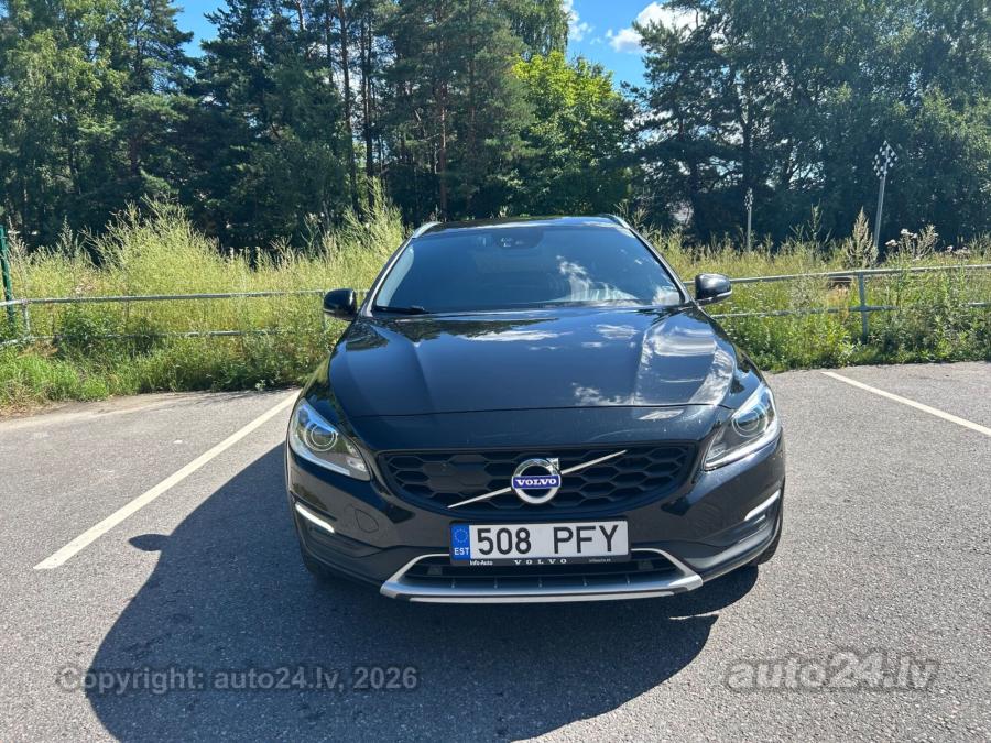 Black Volvo V60 Cross Country 2018 in Tallinn, with an engine capacity of 2.00 L and mileage of 211 thousand km for 14999 €, photo 3 on AUTOMOTO.COM.LV