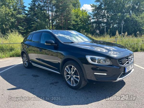 Black Volvo V60 Cross Country 2018 in Tallinn, with an engine capacity of 2.00 L and mileage of 211 thousand km for 14999 €, photo 3 on AUTOMOTO.COM.LV