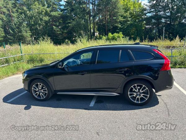 Black Volvo V60 Cross Country 2018 in Tallinn, with an engine capacity of 2.00 L and mileage of 211 thousand km for 14999 €, photo 5 on AUTOMOTO.COM.LV