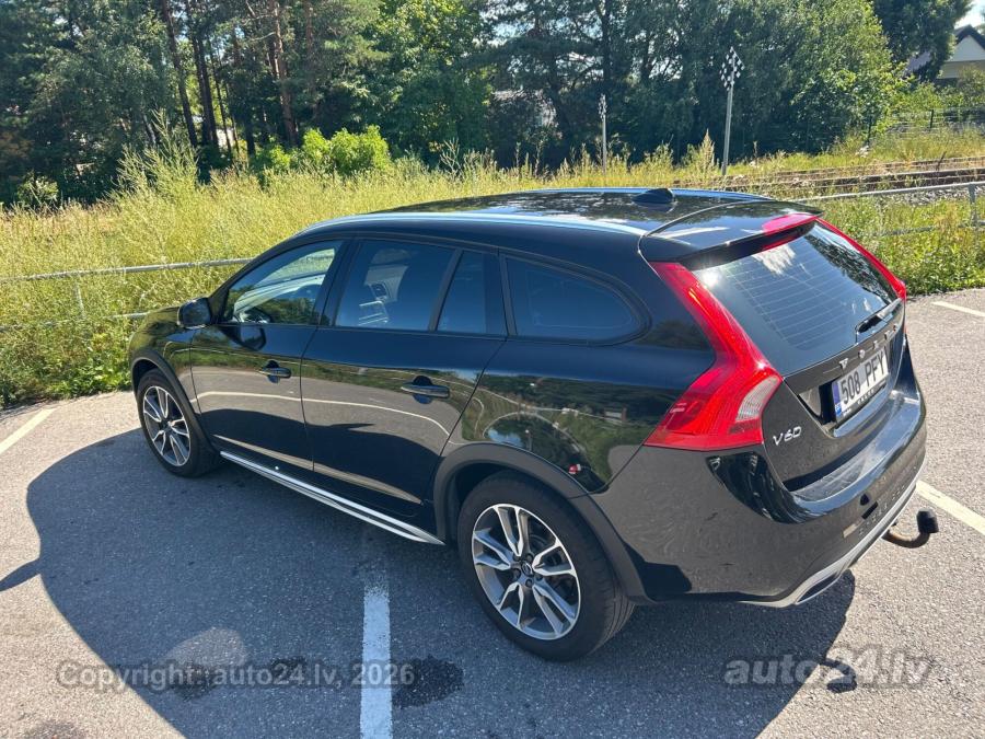 Black Volvo V60 Cross Country 2018 in Tallinn, with an engine capacity of 2.00 L and mileage of 211 thousand km for 14999 €, photo 7 on AUTOMOTO.COM.LV