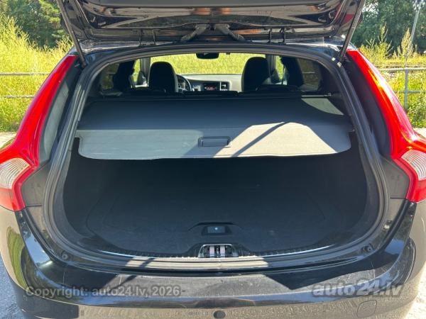 Black Volvo V60 Cross Country 2018 in Tallinn, with an engine capacity of 2.00 L and mileage of 211 thousand km for 14999 €, photo 8 on AUTOMOTO.COM.LV