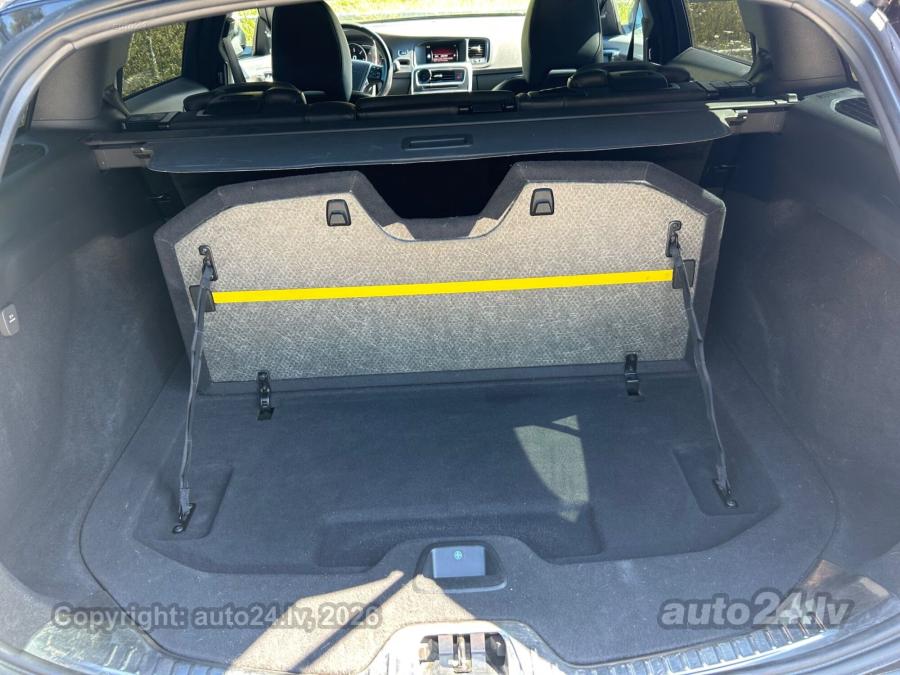 Black Volvo V60 Cross Country 2018 in Tallinn, with an engine capacity of 2.00 L and mileage of 211 thousand km for 14999 €, photo 10 on AUTOMOTO.COM.LV