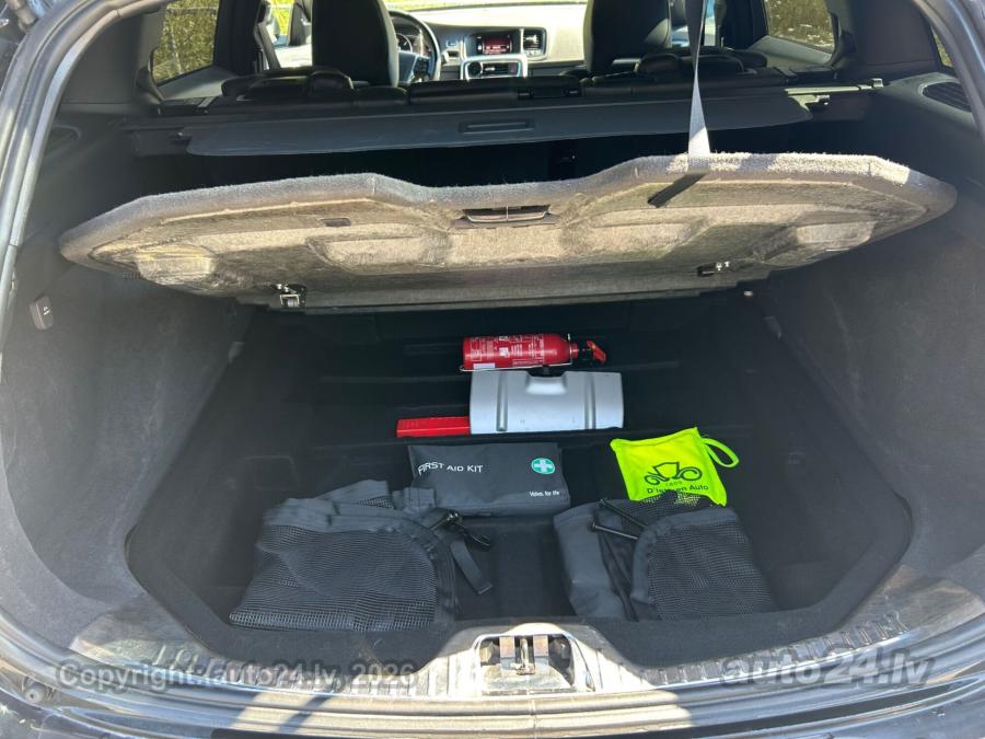Black Volvo V60 Cross Country 2018 in Tallinn, with an engine capacity of 2.00 L and mileage of 211 thousand km for 14999 €, photo 11 on AUTOMOTO.COM.LV
