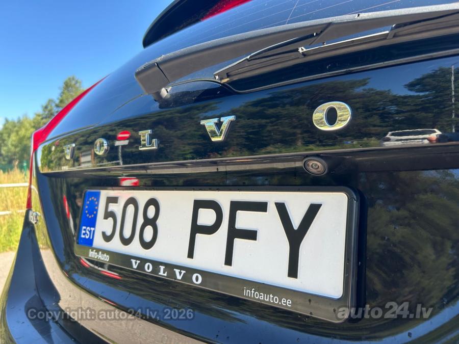 Black Volvo V60 Cross Country 2018 in Tallinn, with an engine capacity of 2.00 L and mileage of 211 thousand km for 14999 €, photo 12 on AUTOMOTO.COM.LV