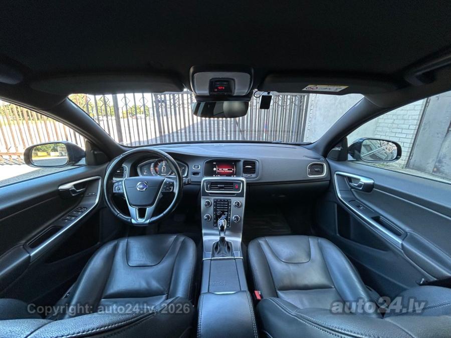Black Volvo V60 Cross Country 2018 in Tallinn, with an engine capacity of 2.00 L and mileage of 211 thousand km for 14999 €, photo 17 on AUTOMOTO.COM.LV