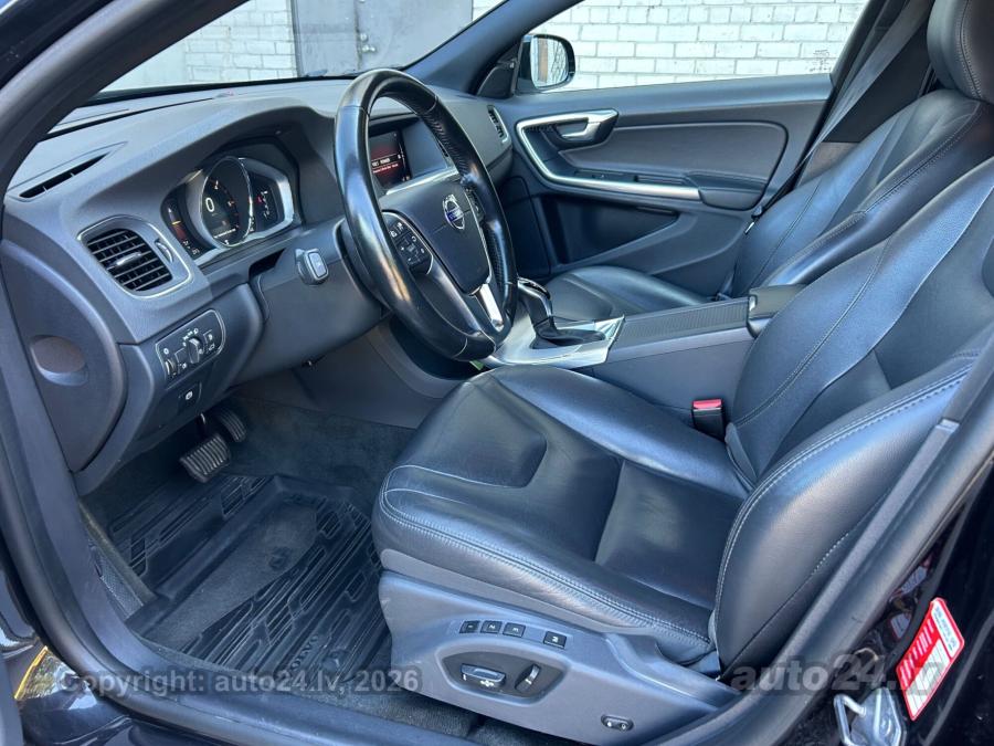 Black Volvo V60 Cross Country 2018 in Tallinn, with an engine capacity of 2.00 L and mileage of 211 thousand km for 14999 €, photo 19 on AUTOMOTO.COM.LV