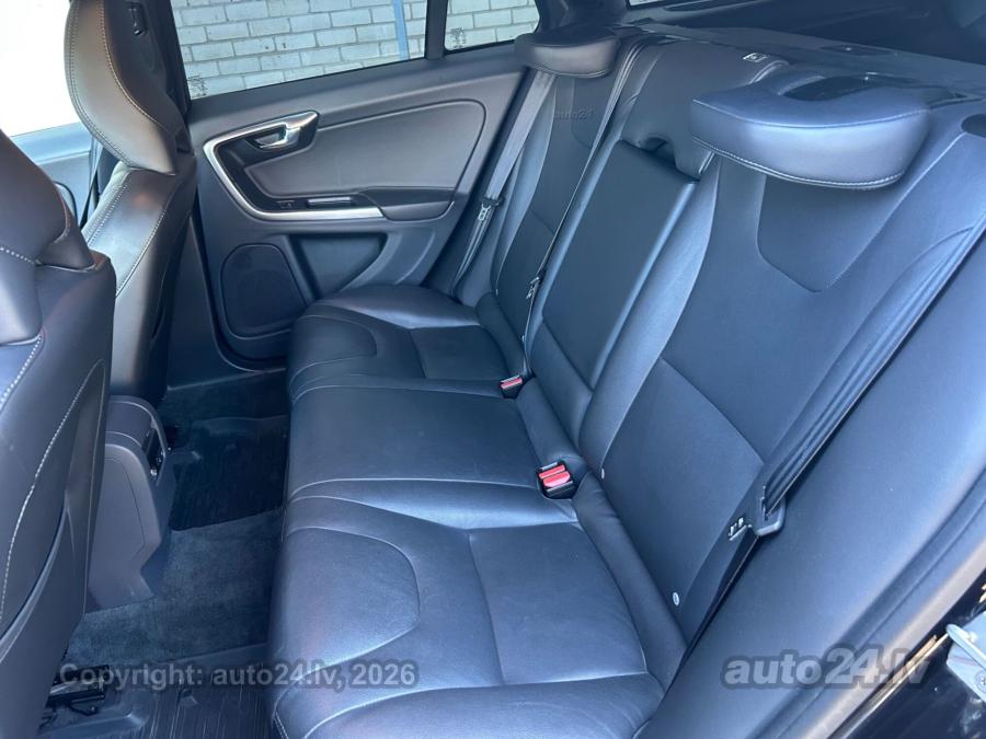 Black Volvo V60 Cross Country 2018 in Tallinn, with an engine capacity of 2.00 L and mileage of 211 thousand km for 14999 €, photo 25 on AUTOMOTO.COM.LV