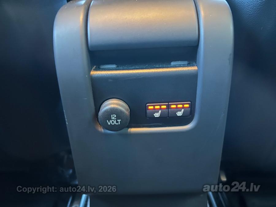 Black Volvo V60 Cross Country 2018 in Tallinn, with an engine capacity of 2.00 L and mileage of 211 thousand km for 14999 €, photo 26 on AUTOMOTO.COM.LV