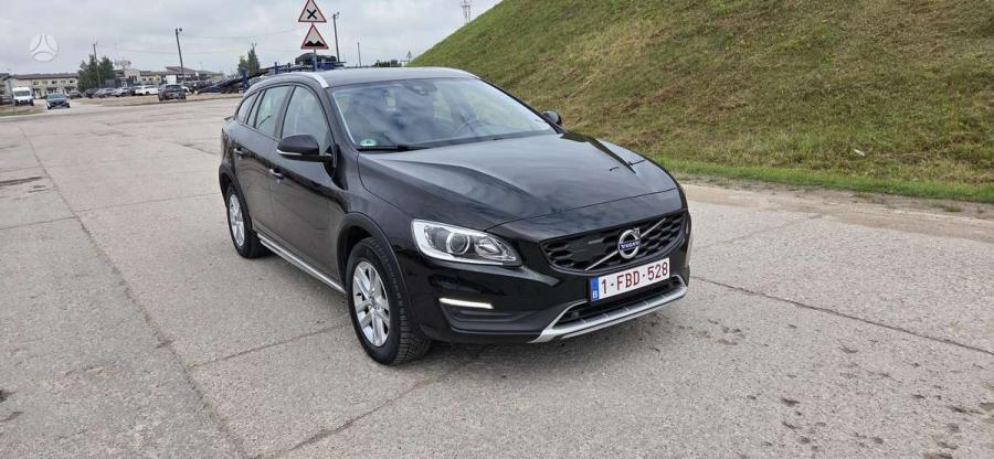 Black Volvo V60 Cross Country 2018 in Vilnius, with an engine capacity of 2.00 L and mileage of 302 thousand km for 8950 €, photo 1 on AUTOMOTO.COM.LV