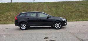 Black Volvo V60 Cross Country 2018 in Vilnius, with an engine capacity of 2.00 L and mileage of 302 thousand km for 8950 €, photo 4 on AUTOMOTO.COM.LV