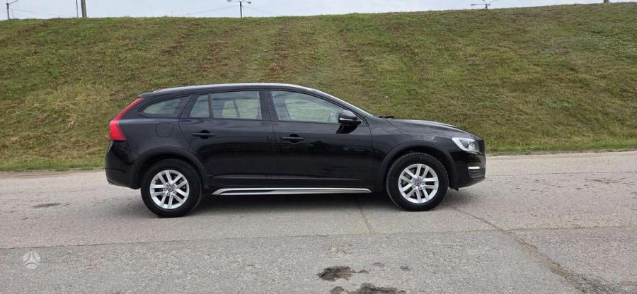 Black Volvo V60 Cross Country 2018 in Vilnius, with an engine capacity of 2.00 L and mileage of 302 thousand km for 8950 €, photo 4 on AUTOMOTO.COM.LV