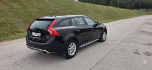 Black Volvo V60 Cross Country 2018 in Vilnius, with an engine capacity of 2.00 L and mileage of 302 thousand km for 8950 €, photo 6 on AUTOMOTO.COM.LV