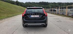 Black Volvo V60 Cross Country 2018 in Vilnius, with an engine capacity of 2.00 L and mileage of 302 thousand km for 8950 €, photo 7 on AUTOMOTO.COM.LV