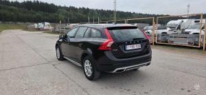 Black Volvo V60 Cross Country 2018 in Vilnius, with an engine capacity of 2.00 L and mileage of 302 thousand km for 8950 €, photo 8 on AUTOMOTO.COM.LV