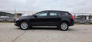 Black Volvo V60 Cross Country 2018 in Vilnius, with an engine capacity of 2.00 L and mileage of 302 thousand km for 8950 €, photo 9 on AUTOMOTO.COM.LV
