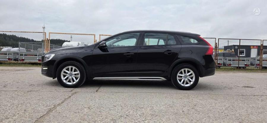Black Volvo V60 Cross Country 2018 in Vilnius, with an engine capacity of 2.00 L and mileage of 302 thousand km for 8950 €, photo 9 on AUTOMOTO.COM.LV