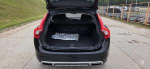Black Volvo V60 Cross Country 2018 in Vilnius, with an engine capacity of 2.00 L and mileage of 302 thousand km for 8950 €, photo 10 on AUTOMOTO.COM.LV