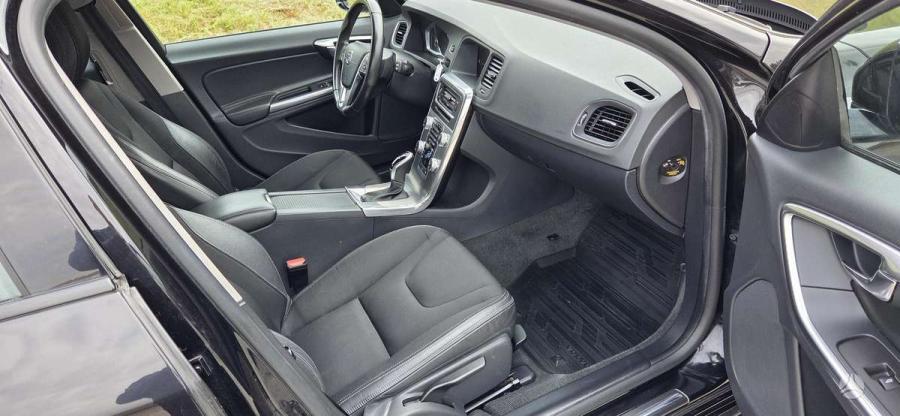 Black Volvo V60 Cross Country 2018 in Vilnius, with an engine capacity of 2.00 L and mileage of 302 thousand km for 8950 €, photo 12 on AUTOMOTO.COM.LV