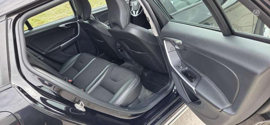 Black Volvo V60 Cross Country 2018 in Vilnius, with an engine capacity of 2.00 L and mileage of 302 thousand km for 8950 €, photo 14 on AUTOMOTO.COM.LV