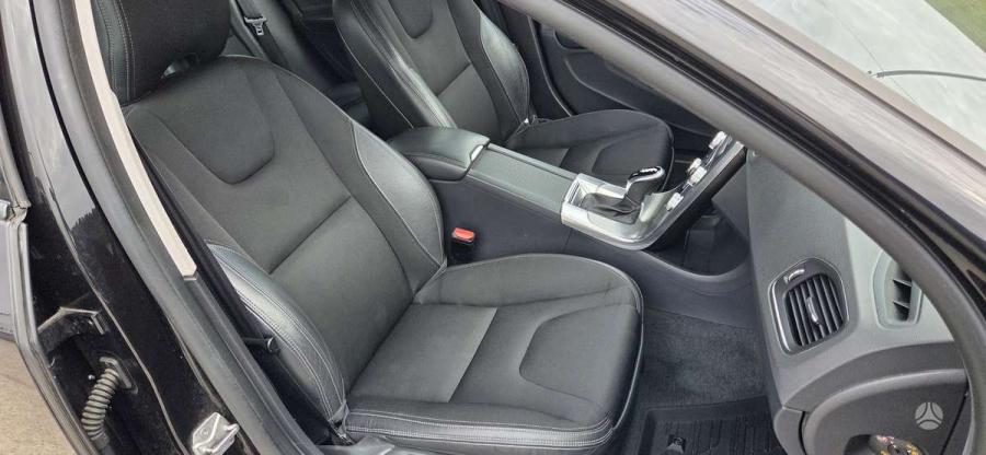 Black Volvo V60 Cross Country 2018 in Vilnius, with an engine capacity of 2.00 L and mileage of 302 thousand km for 8950 €, photo 16 on AUTOMOTO.COM.LV