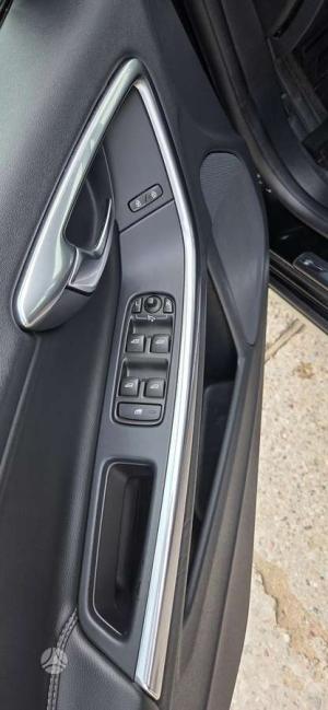 Black Volvo V60 Cross Country 2018 in Vilnius, with an engine capacity of 2.00 L and mileage of 302 thousand km for 8950 €, photo 18 on AUTOMOTO.COM.LV