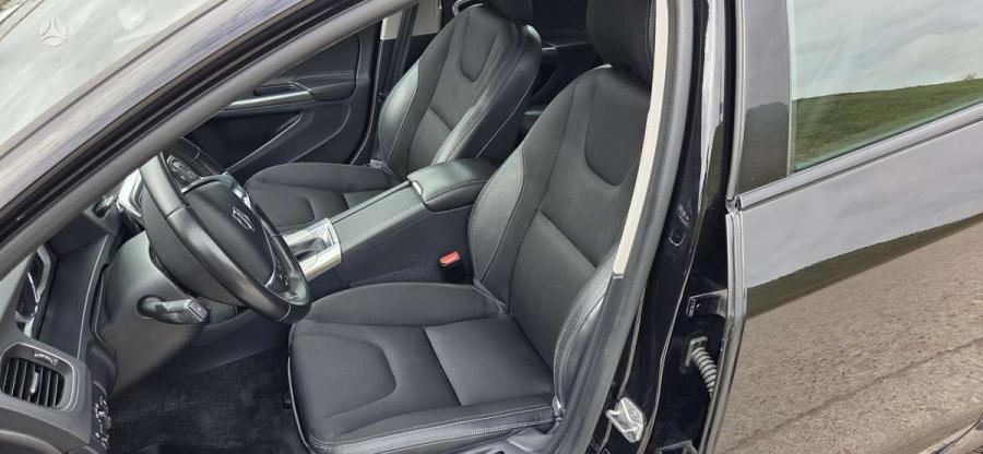 Black Volvo V60 Cross Country 2018 in Vilnius, with an engine capacity of 2.00 L and mileage of 302 thousand km for 8950 €, photo 19 on AUTOMOTO.COM.LV