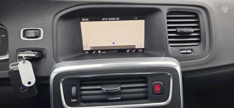 Black Volvo V60 Cross Country 2018 in Vilnius, with an engine capacity of 2.00 L and mileage of 302 thousand km for 8950 €, photo 24 on AUTOMOTO.COM.LV