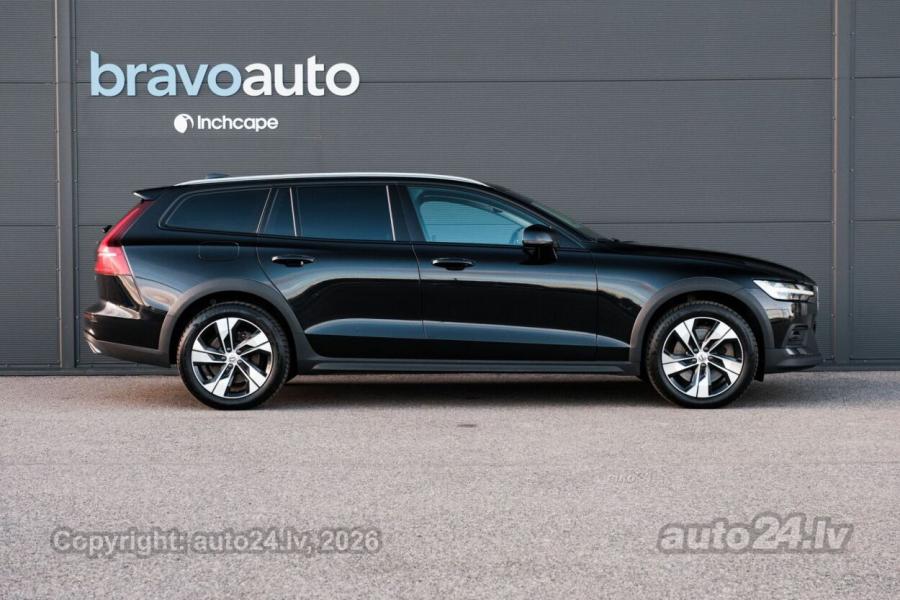 Melns Volvo V60 Cross Country 2019 Tartu, ar dzinēja tilpumu 2.00 L un nobraukumu 162 tūkst. km par 25900 €, foto 4 vietnē AUTOMOTO.COM.LV