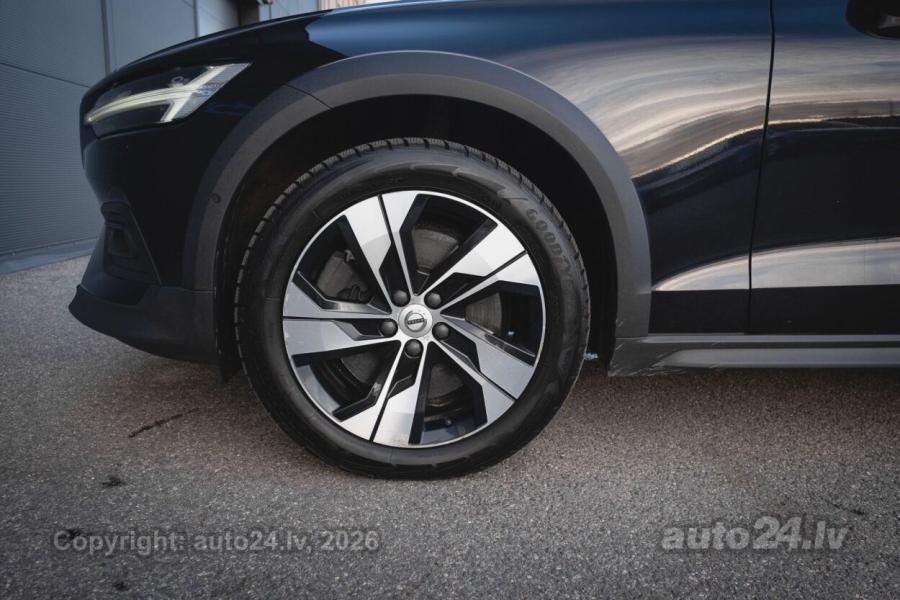 Melns Volvo V60 Cross Country 2019 Tartu, ar dzinēja tilpumu 2.00 L un nobraukumu 162 tūkst. km par 25900 €, foto 25 vietnē AUTOMOTO.COM.LV