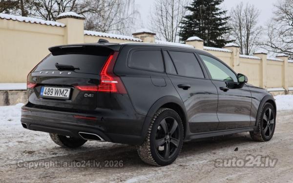Melns Volvo V60 Cross Country 2019 Tartu, ar dzinēja tilpumu 2.00 L un nobraukumu 103 tūkst. km par 21500 €, foto 4 vietnē AUTOMOTO.COM.LV