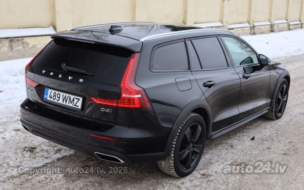 Melns Volvo V60 Cross Country 2019 Tartu, ar dzinēja tilpumu 2.00 L un nobraukumu 103 tūkst. km par 21500 €, foto 10 vietnē AUTOMOTO.COM.LV