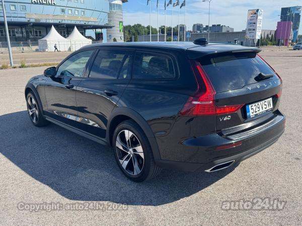 Black Volvo V60 Cross Country 2019 in Tallinn, with an engine capacity of 2.00 L and mileage of 130 thousand km for 28500 €, photo 2 on AUTOMOTO.COM.LV